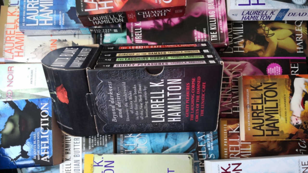How to Read the Anita Blake, Vampire Hunter Series in Order | Attack of ...