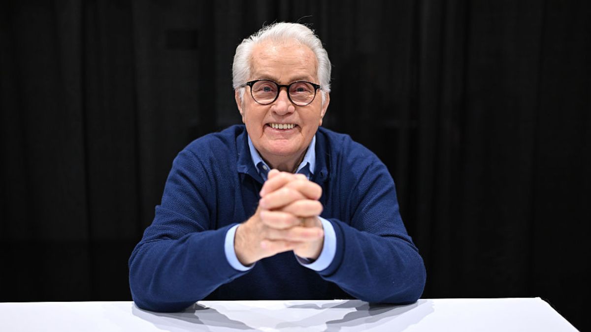 'Stop Fussing With Your Hair': Martin Sheen Tells Trump To Get In Touch ...