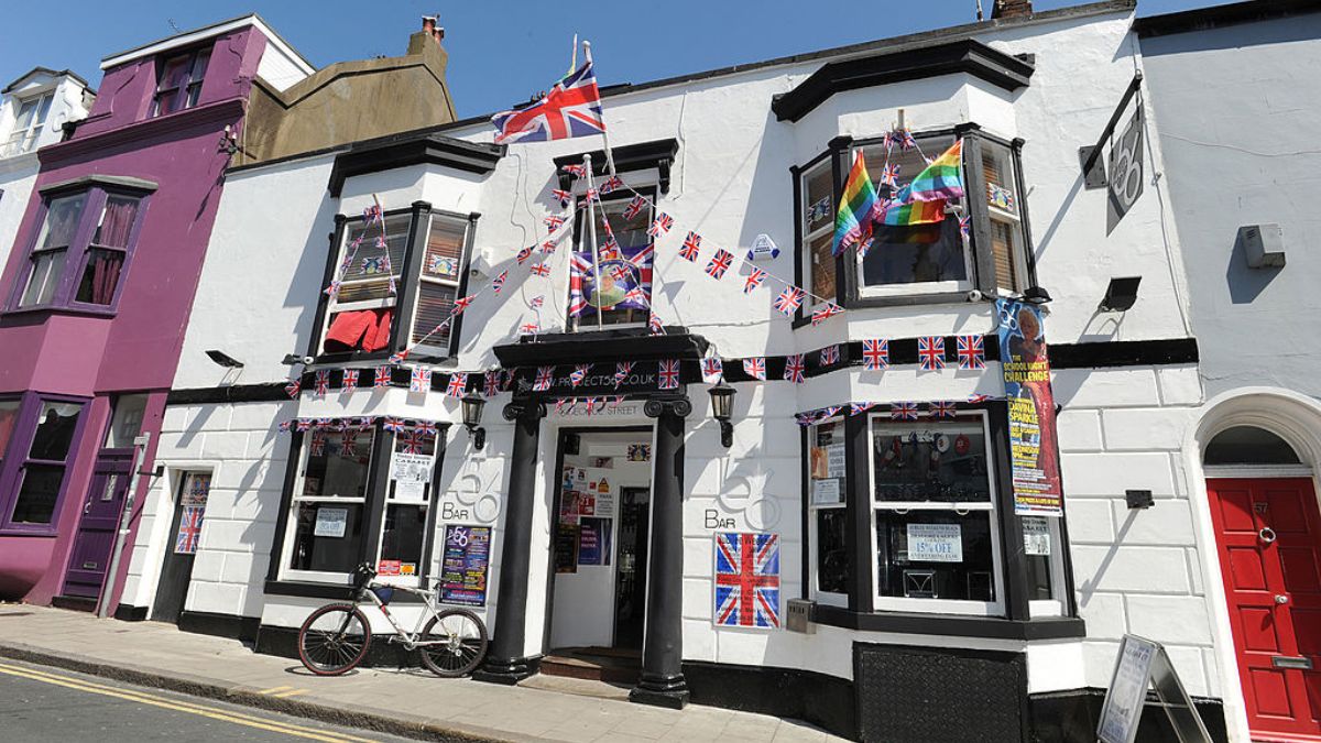 Guy casually walks into Brighton pub during open mic night, then ...