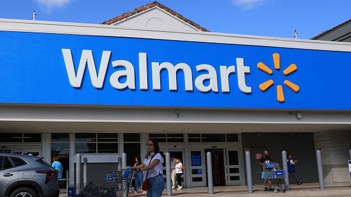 Man accused of shoplifting at Walmart pulls gun and aims at officer ...