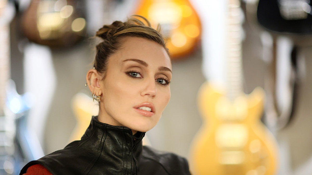 Woman suing Miley Cyrus's parents claims she's the singer's biological ...