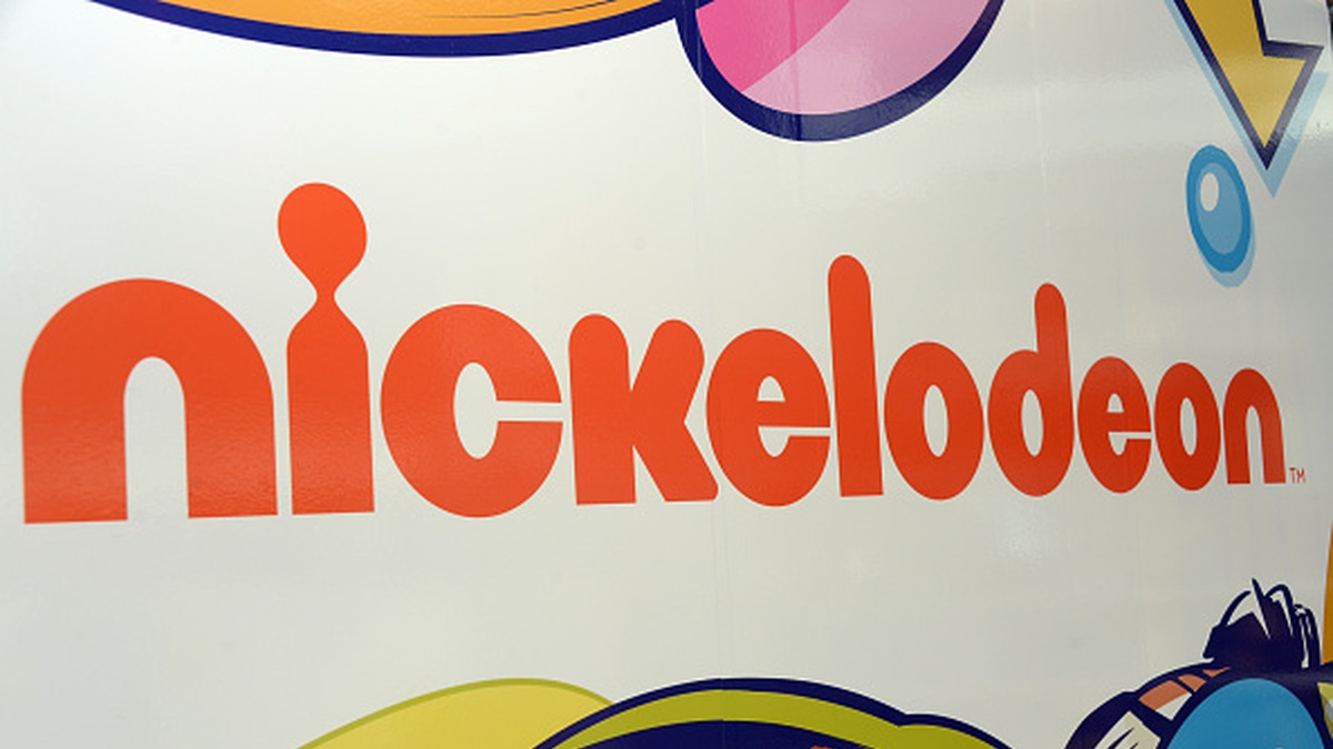 A fan spotted a former Nickelodeon actor on the streets and started ...
