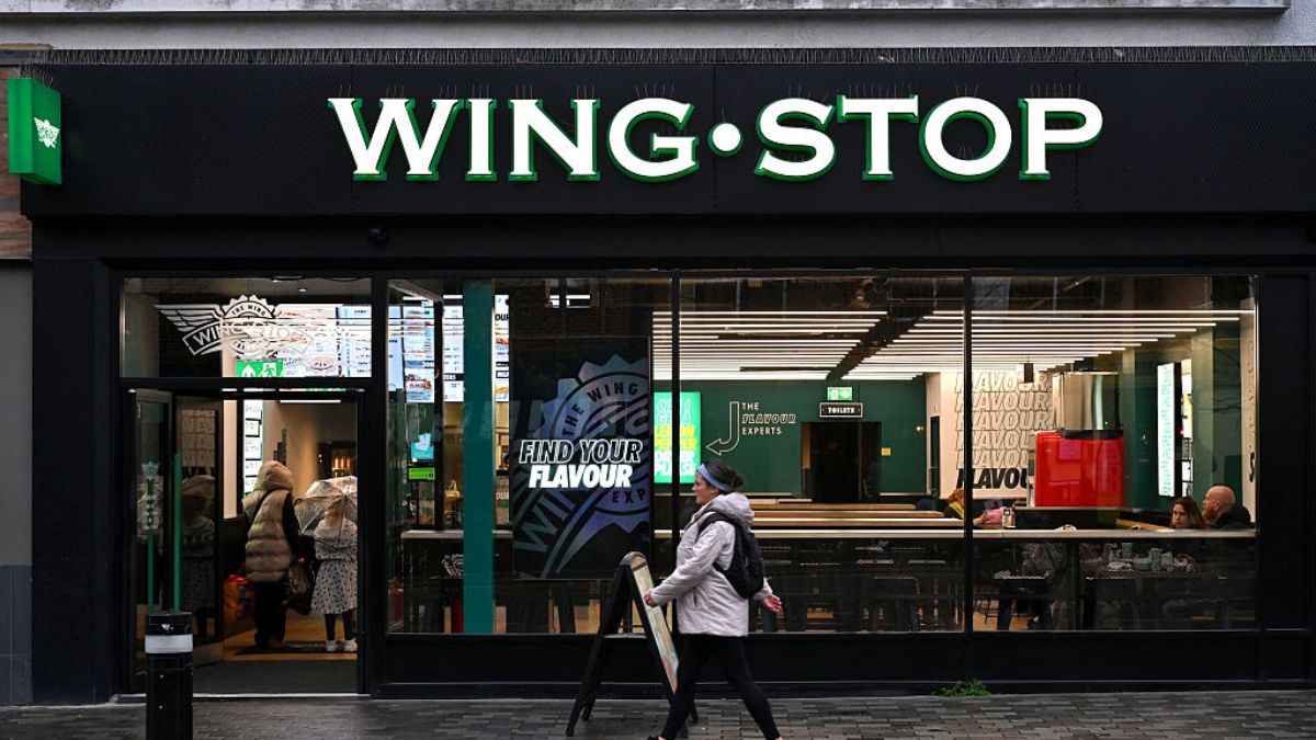 Customer spots something moving in her Wingstop fries and freaks out ...