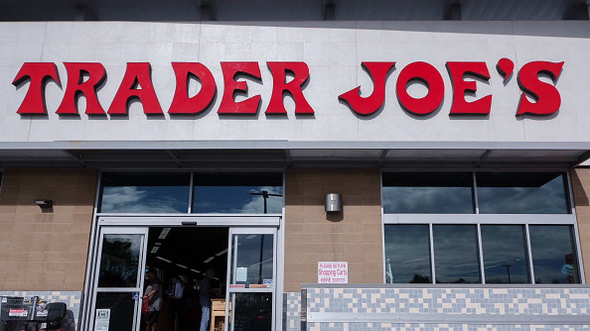 Woman tries to make a dirty martini with Trader Joe's stuffed olives ...