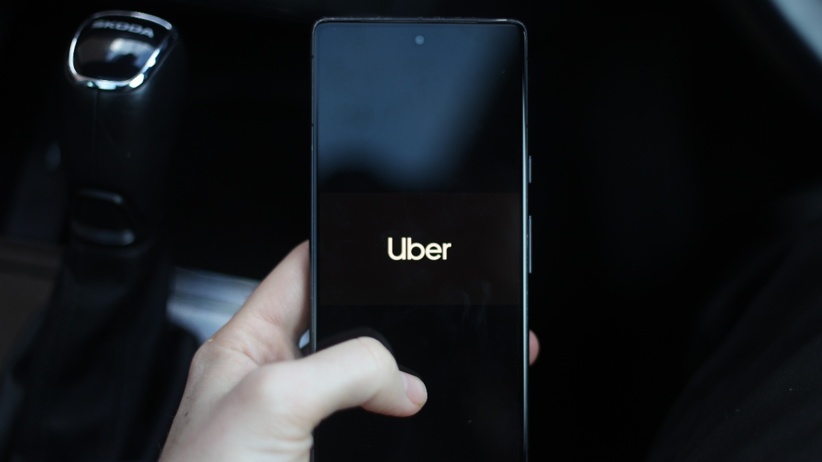 An Uber driver leaves traveler stranded at the curb, her desperate ...