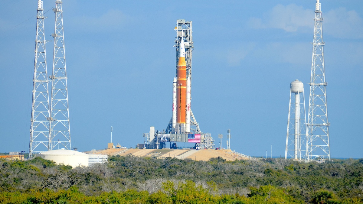 NASA just rolled its Artemis rocket back to the hangar, and the moon ...
