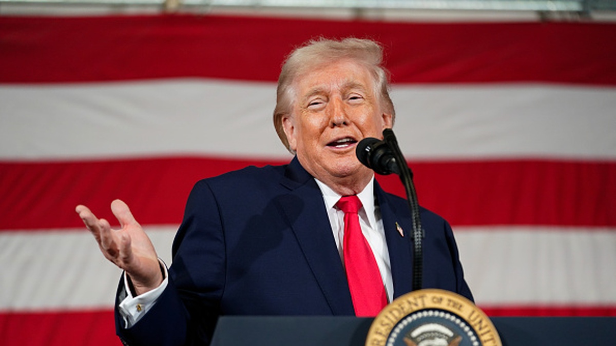 Trump orders Air Force One repaint in bold new colors, but critics say ...