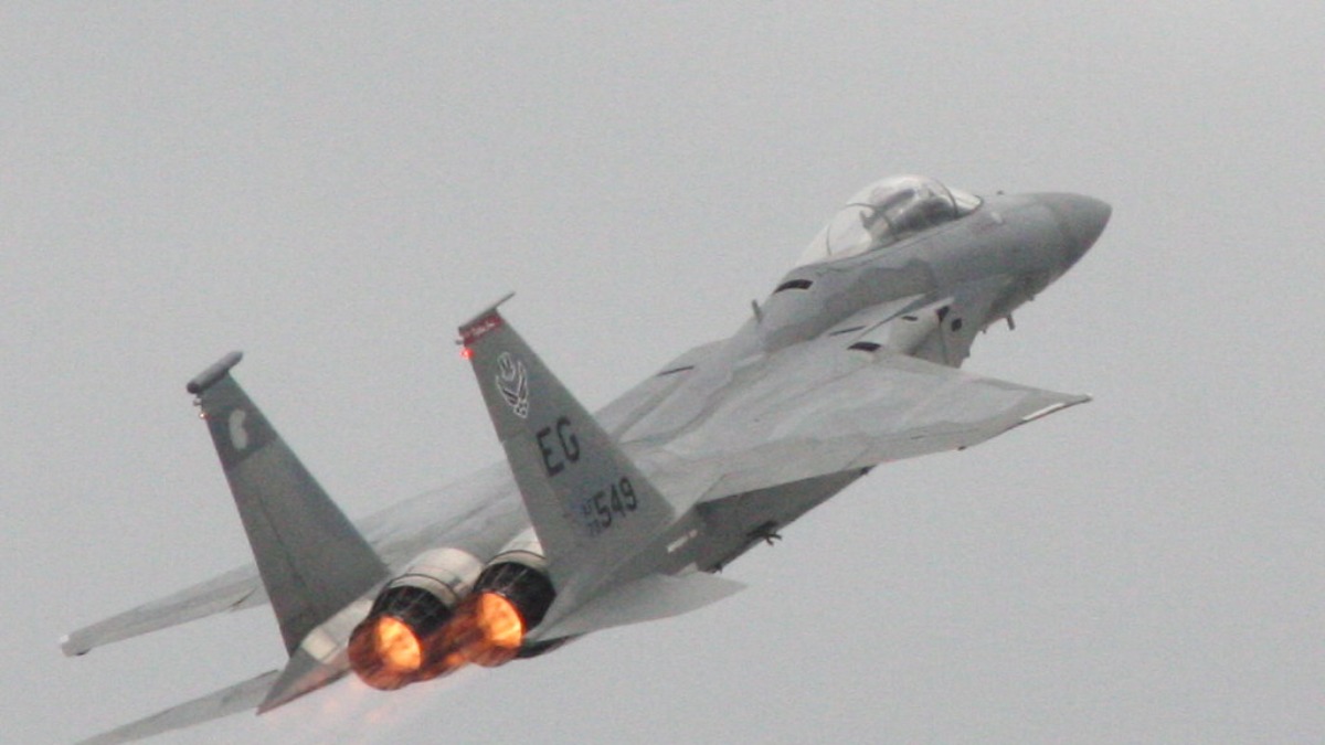 Videos captured a US fighter jet crashing in Kuwait, and then Kuwait's ...