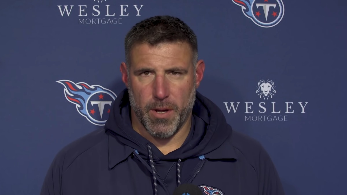Photos of married coach Mike Vrabel with an NFL reporter raised ...