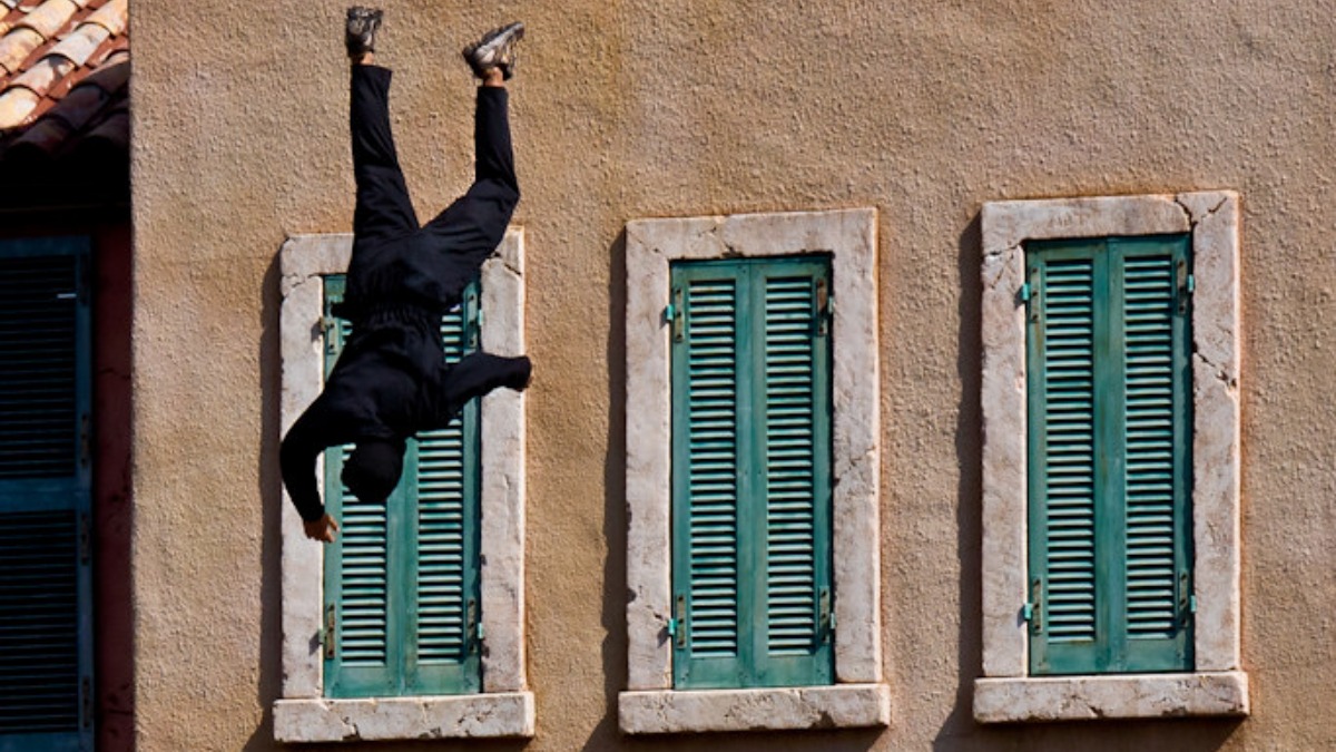 A man fell from a building in Manchester city centre on Saturday and ...