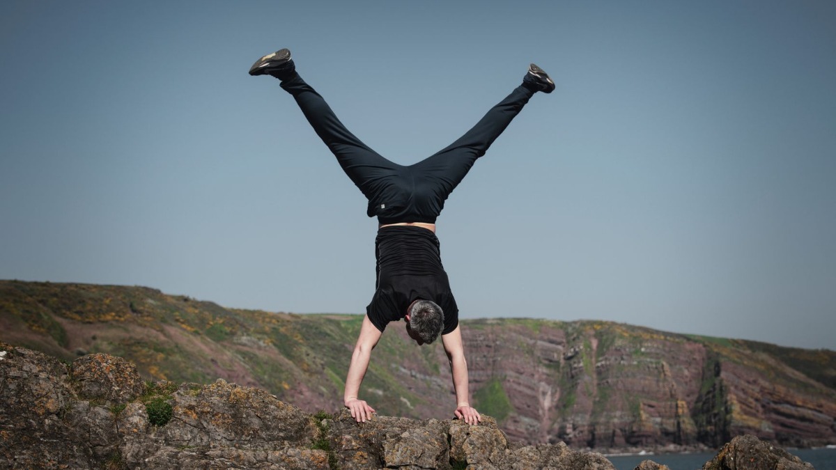 A man descended 100 stairs on his hands in 44.71 seconds and explained ...