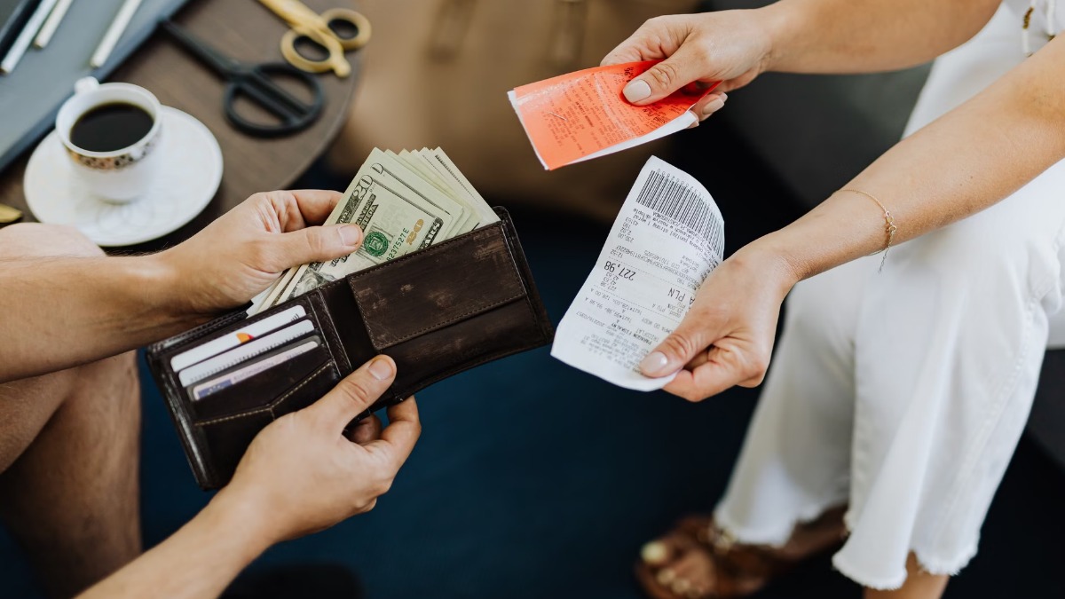 A man at DFW Airport argued he'd already paid a $130 restaurant bill ...