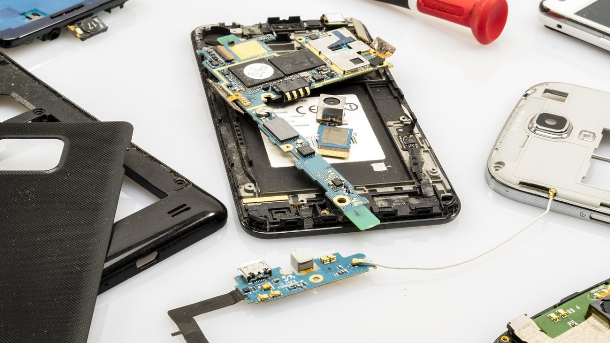 "He's got everything on camera": Phone repair shop owner locks the door ...