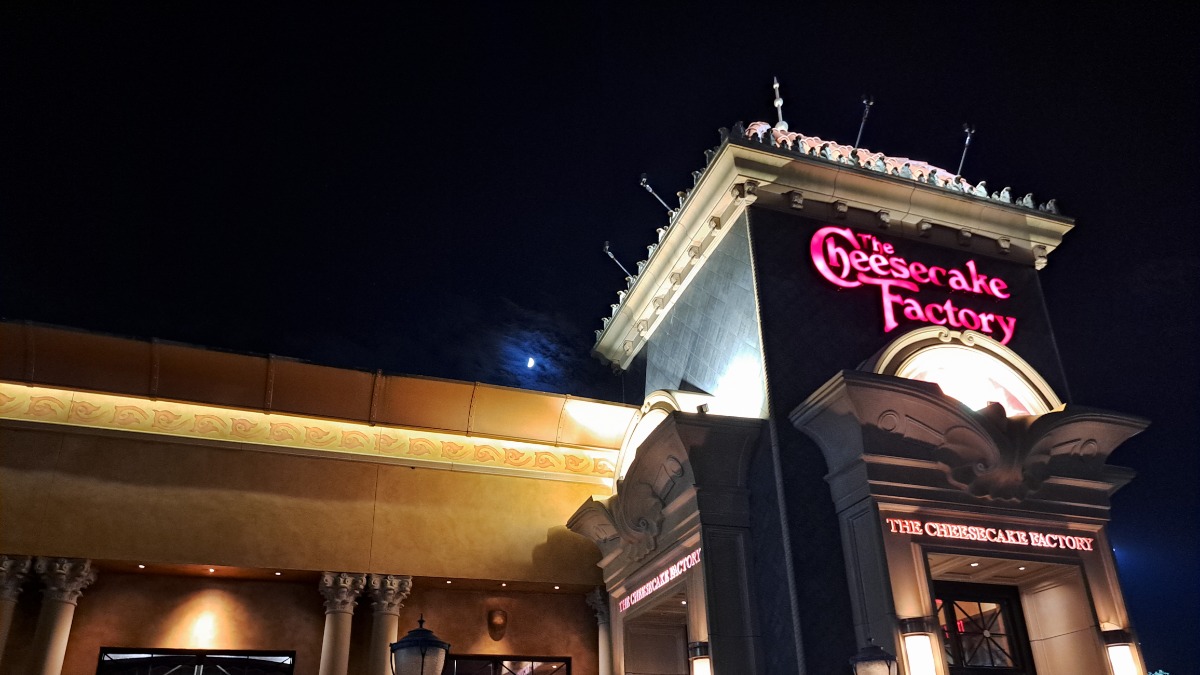 This TikToker stopped at The Cheesecake Factory for a couple of Diet ...